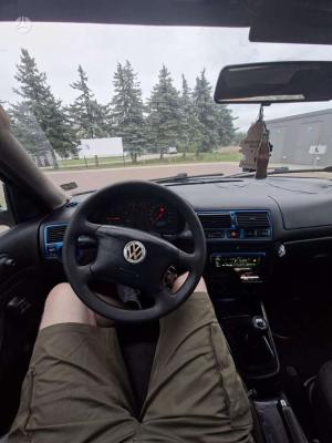 Zaļš Volkswagen Golf 1998 Šakiai, ar dzinēja tilpumu 1.90 L un nobraukumu 434 tūkst. km par 700 €, foto  vietnē AUTOMOTO.COM.LV