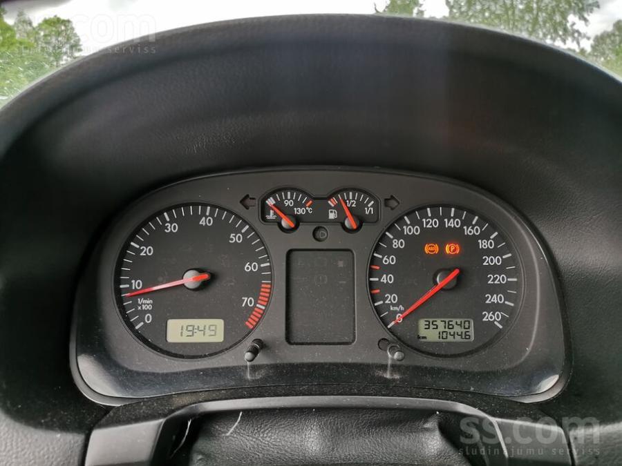 Zaļš Volkswagen Golf 1999 Rīga, ar dzinēja tilpumu 1.60 L un nobraukumu 358 tūkst. km par 850 €, foto 5 vietnē AUTOMOTO.COM.LV