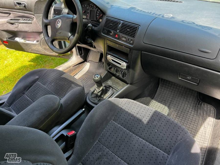 Green Volkswagen Golf 1999 in Anyksciai, with an engine capacity of 1.60 L and mileage of 273 thousand km for 600 €, photo 8 on AUTOMOTO.COM.LV