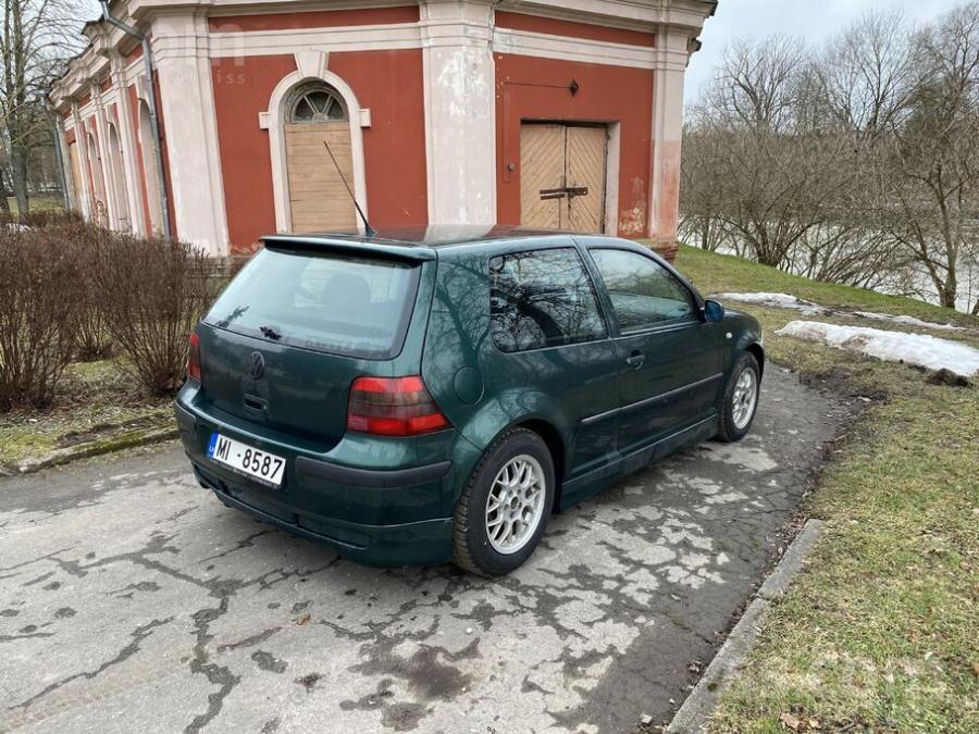 Green Volkswagen Golf 2001 in Jelgava, with an engine capacity of 1.40 L and mileage of 227 thousand km for 1299 €, photo 2 on AUTOMOTO.COM.LV
