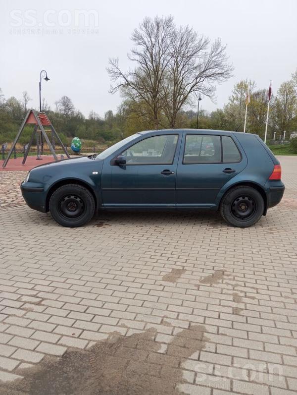 Green Volkswagen Golf 2002 in Bauska, with an engine capacity of 1.60 L and mileage of 325 thousand km for 1050 €, photo 1 on AUTOMOTO.COM.LV