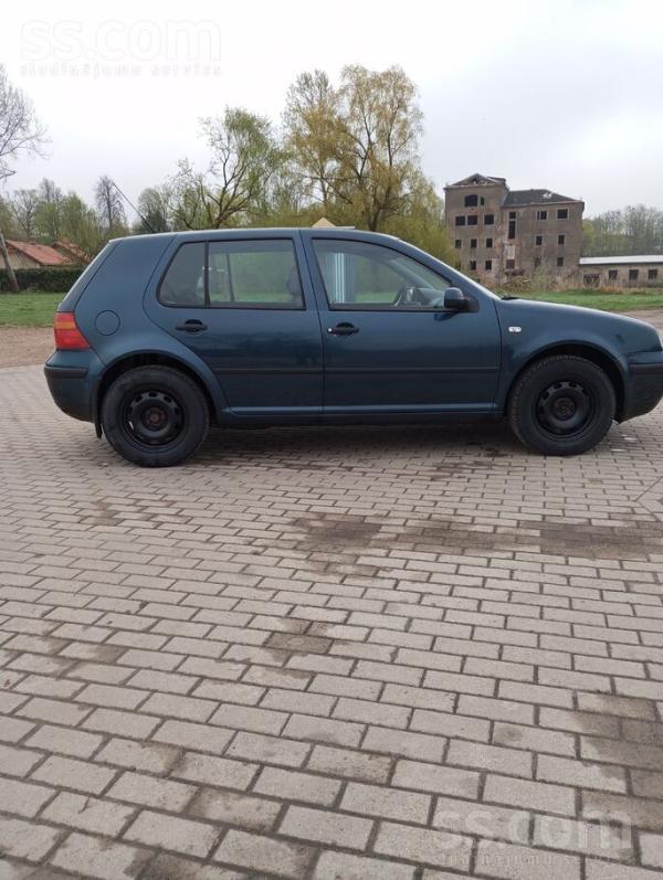 Green Volkswagen Golf 2002 in Bauska, with an engine capacity of 1.60 L and mileage of 325 thousand km for 1050 €, photo 3 on AUTOMOTO.COM.LV