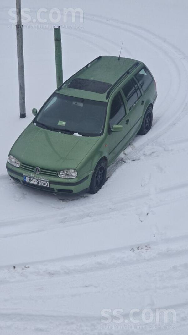 Green Volkswagen Golf 2000 in Riga, with an engine capacity of 2.00 L and mileage of 263 thousand km for 1499 €, photo 3 on AUTOMOTO.COM.LV