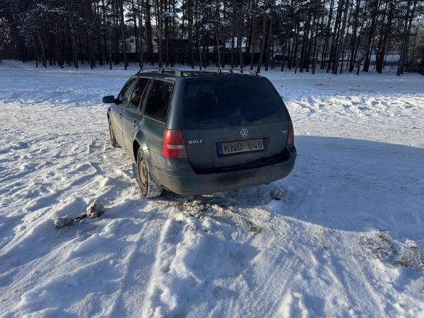 Green Volkswagen Golf 2004 in Kaunas, with an engine capacity of 1.90 L and mileage of 405 thousand km for 999 €, photo 2 on AUTOMOTO.COM.LV