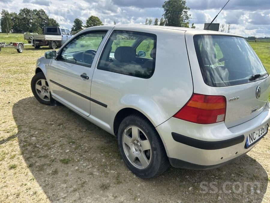 Pelēks Volkswagen Golf 1998 Preiļi, ar dzinēja tilpumu 1.60 L un nobraukumu 154 tūkst. km par 1300 €, foto 4 vietnē AUTOMOTO.COM.LV