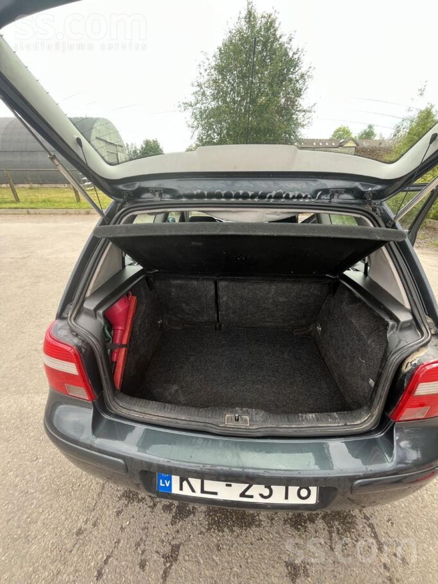 Grey Volkswagen Golf 2004 in Riga, with an engine capacity of 1.40 L and mileage of 273 thousand km for 1450 €, photo 9 on AUTOMOTO.COM.LV