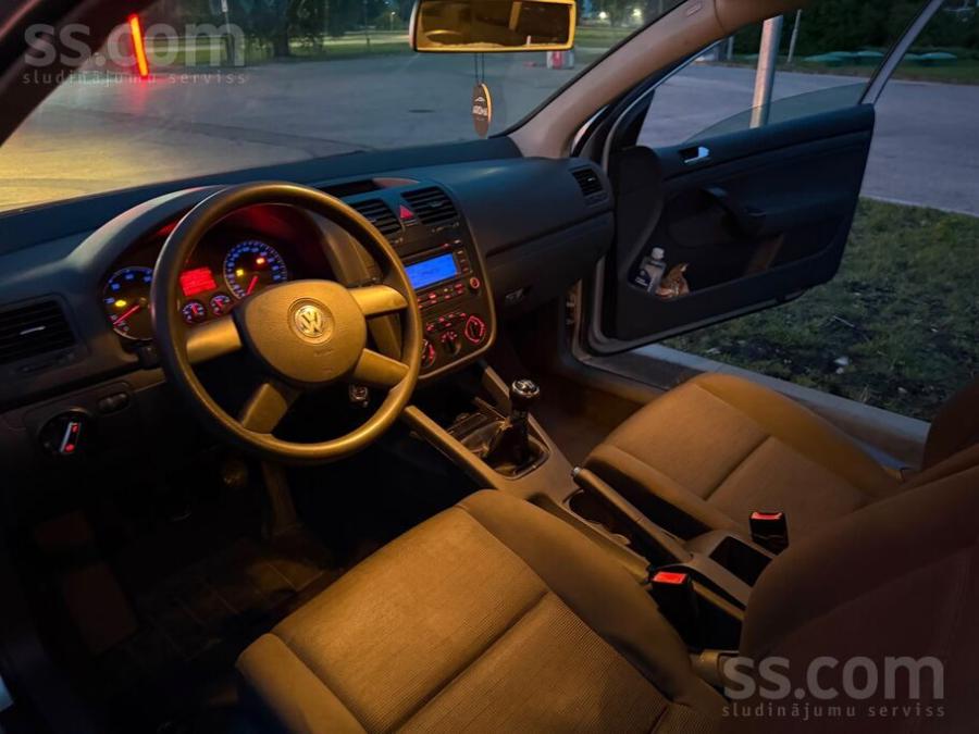 Grey Volkswagen Golf 2004 in Riga, with an engine capacity of 1.40 L and mileage of 348 thousand km for 1400 €, photo 6 on AUTOMOTO.COM.LV