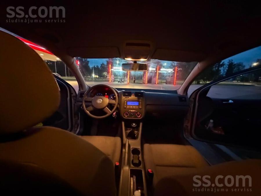 Grey Volkswagen Golf 2004 in Riga, with an engine capacity of 1.40 L and mileage of 348 thousand km for 1400 €, photo 8 on AUTOMOTO.COM.LV