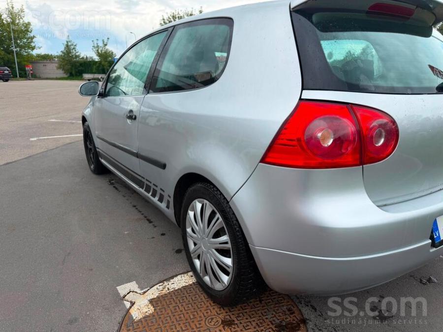 Grey Volkswagen Golf 2004 in Riga, with an engine capacity of 1.40 L and mileage of 348 thousand km for 1400 €, photo 12 on AUTOMOTO.COM.LV