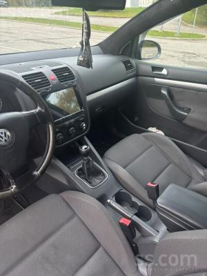 Pelēks Volkswagen Golf 2006 Cēsis, ar dzinēja tilpumu 1.90 L un nobraukumu 384 tūkst. km par 1500 €, foto 3 vietnē AUTOMOTO.COM.LV