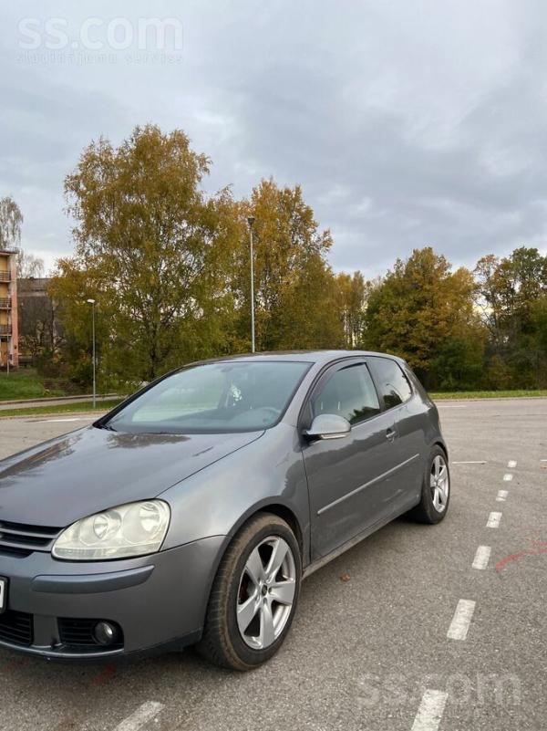 Pelēks Volkswagen Golf 2006 Cēsis, ar dzinēja tilpumu 1.90 L un nobraukumu 384 tūkst. km par 1500 €, foto 6 vietnē AUTOMOTO.COM.LV