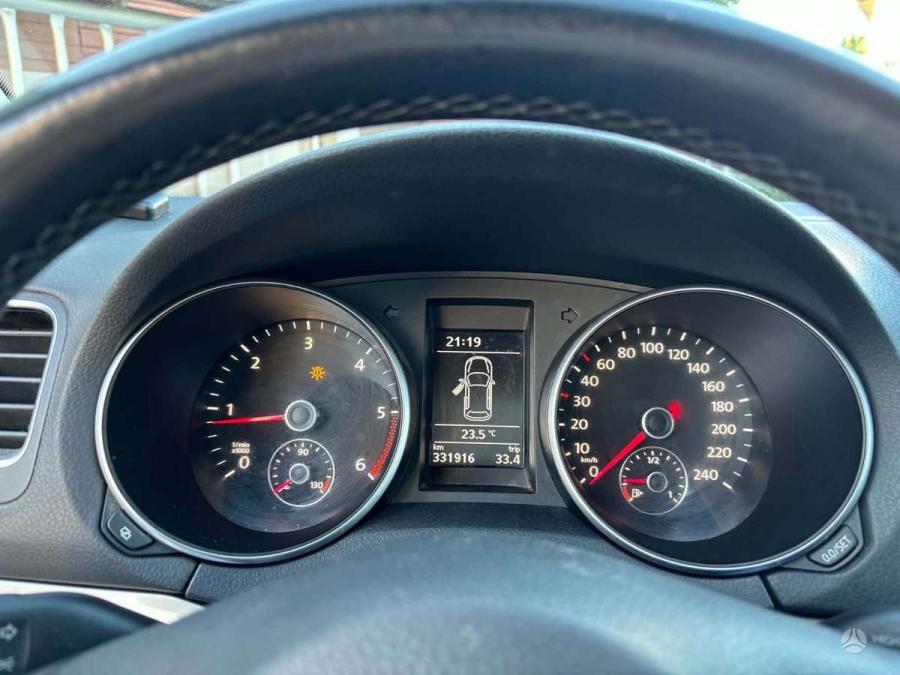 Grey Volkswagen Golf 2010 in Kaunas, with an engine capacity of 1.60 L and mileage of 331 thousand km for 2650 €, photo 4 on AUTOMOTO.COM.LV
