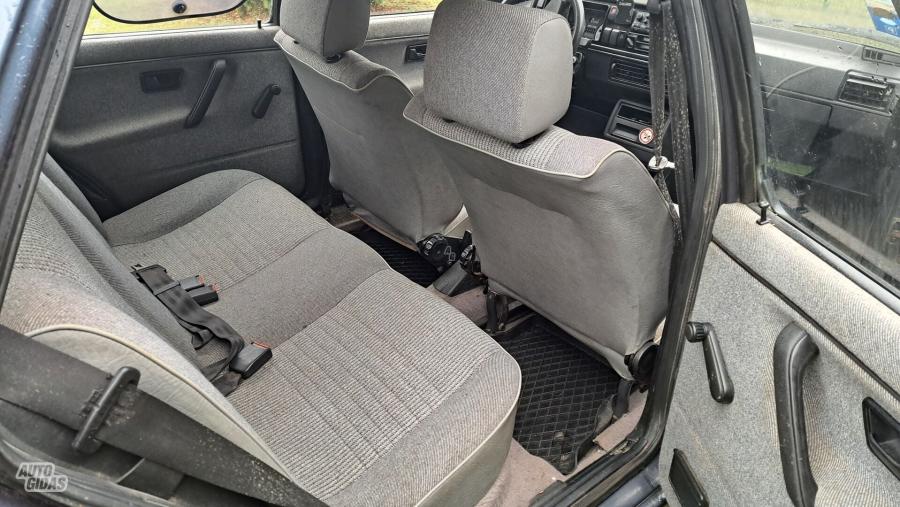 Grey Volkswagen Golf 1988 in Sakiai, with an engine capacity of 1.60 L and mileage of 249 thousand km for 800 €, photo 10 on AUTOMOTO.COM.LV