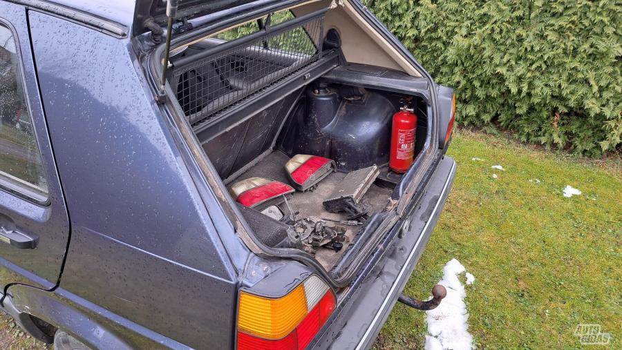 Grey Volkswagen Golf 1988 in Sakiai, with an engine capacity of 1.60 L and mileage of 249 thousand km for 800 €, photo 15 on AUTOMOTO.COM.LV
