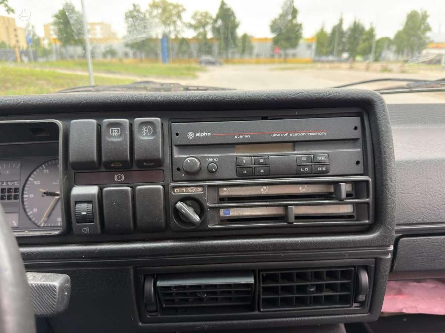 Pelēks Volkswagen Golf 1992 Panevēža, ar dzinēja tilpumu 1.78 L un nobraukumu 194 tūkst. km par 1250 €, foto 22 vietnē AUTOMOTO.COM.LV