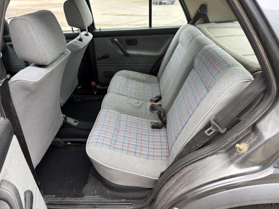 Pelēks Volkswagen Golf 1992 Panevēža, ar dzinēja tilpumu 1.78 L un nobraukumu 194 tūkst. km par 1250 €, foto 24 vietnē AUTOMOTO.COM.LV