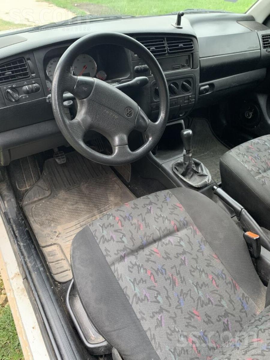 Pelēks Volkswagen Golf 1996 Rēzekne, ar dzinēja tilpumu 1.90 L un nobraukumu 215 tūkst. km par 1200 €, foto 3 vietnē AUTOMOTO.COM.LV