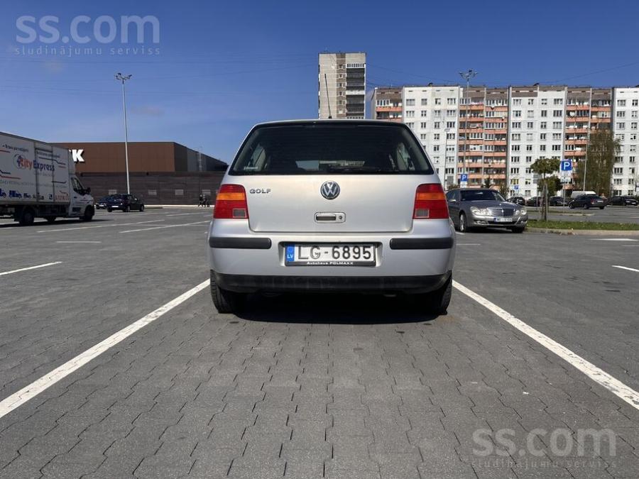 Pelēks Volkswagen Golf 1998 Rīga, ar dzinēja tilpumu 1.40 L un nobraukumu 195 tūkst. km par 400 €, foto 4 vietnē AUTOMOTO.COM.LV