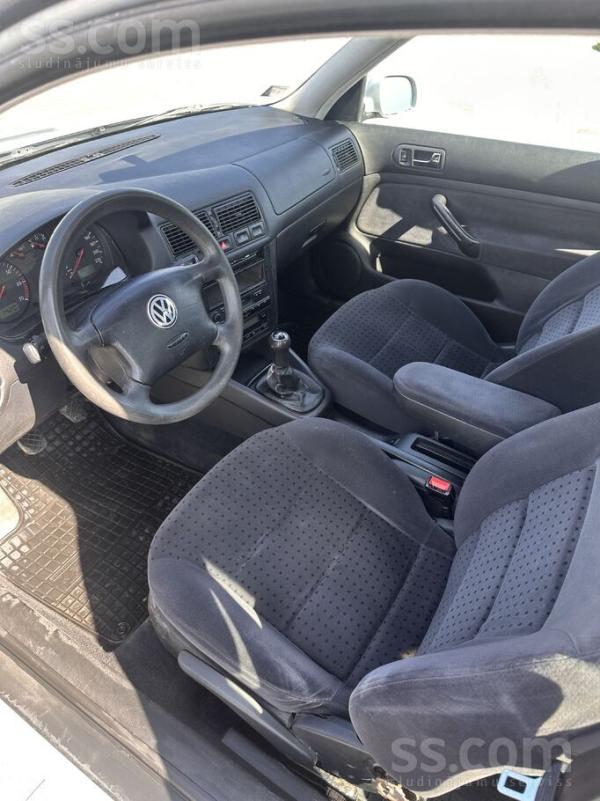 Pelēks Volkswagen Golf 1998 Rīga, ar dzinēja tilpumu 1.40 L un nobraukumu 195 tūkst. km par 400 €, foto 5 vietnē AUTOMOTO.COM.LV