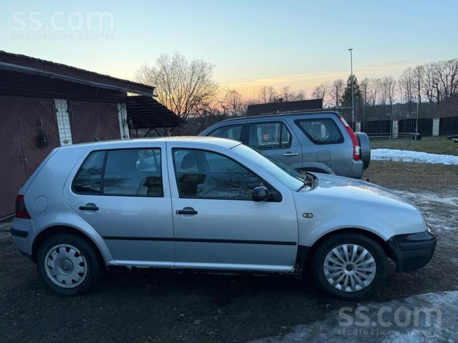 Pelēks Volkswagen Golf 1999 Preiļi, ar dzinēja tilpumu 1.60 L un nobraukumu 286 tūkst. km par 950 €, foto 4 vietnē AUTOMOTO.COM.LV
