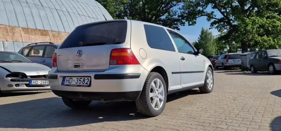 Pelēks Volkswagen Golf 1999 Valmiera, ar dzinēja tilpumu 1.60 L un nobraukumu 340 tūkst. km par 1200 €, foto 4 vietnē AUTOMOTO.COM.LV