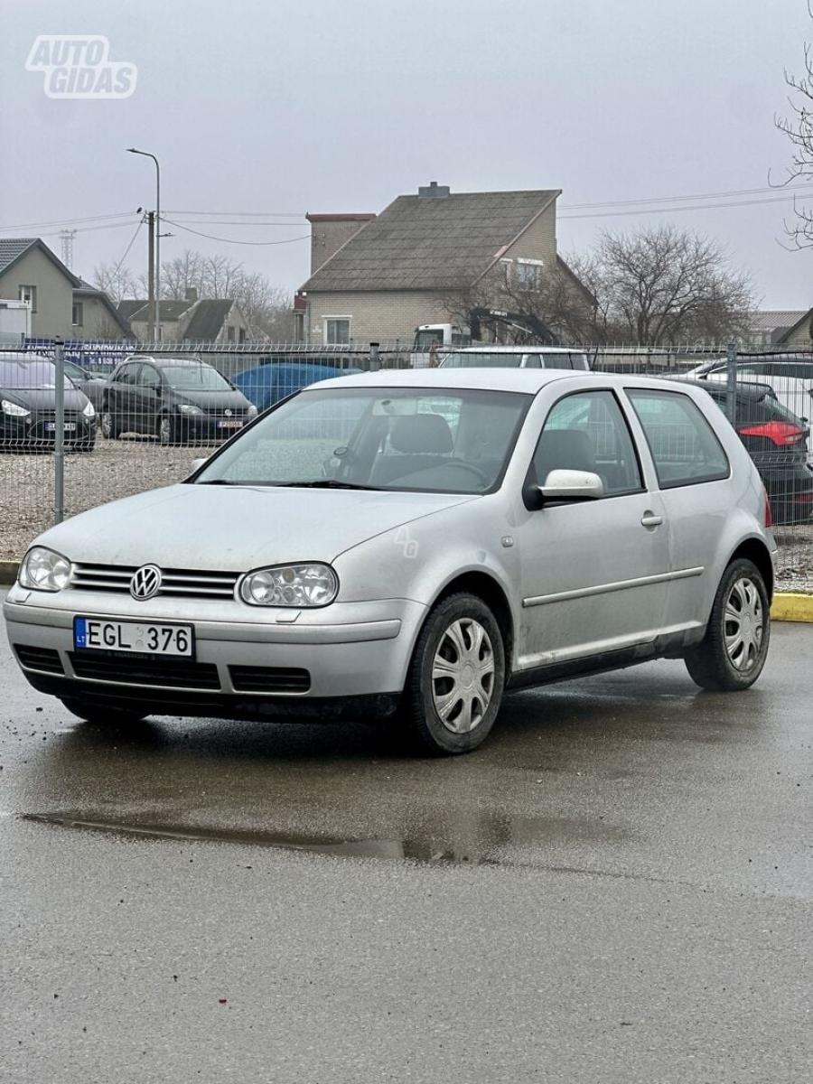 Pelēks Volkswagen Golf 2000 Kretinga, ar dzinēja tilpumu 1.60 L un nobraukumu 327 tūkst. km par 600 €, foto 1 vietnē AUTOMOTO.COM.LV