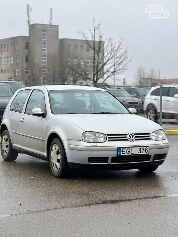 Pelēks Volkswagen Golf 2000 Kretinga, ar dzinēja tilpumu 1.60 L un nobraukumu 327 tūkst. km par 600 €, foto 3 vietnē AUTOMOTO.COM.LV