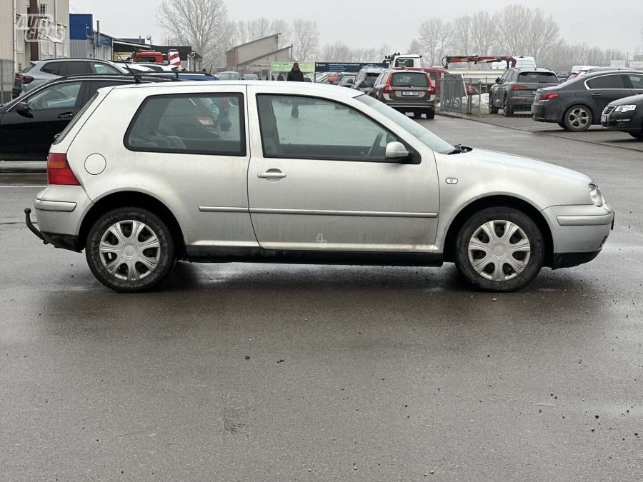 Pelēks Volkswagen Golf 2000 Kretinga, ar dzinēja tilpumu 1.60 L un nobraukumu 327 tūkst. km par 600 €, foto 4 vietnē AUTOMOTO.COM.LV