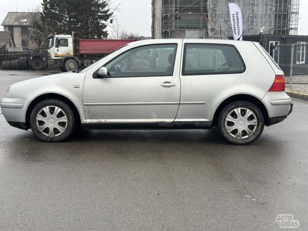 Pelēks Volkswagen Golf 2000 Kretinga, ar dzinēja tilpumu 1.60 L un nobraukumu 327 tūkst. km par 600 €, foto 5 vietnē AUTOMOTO.COM.LV