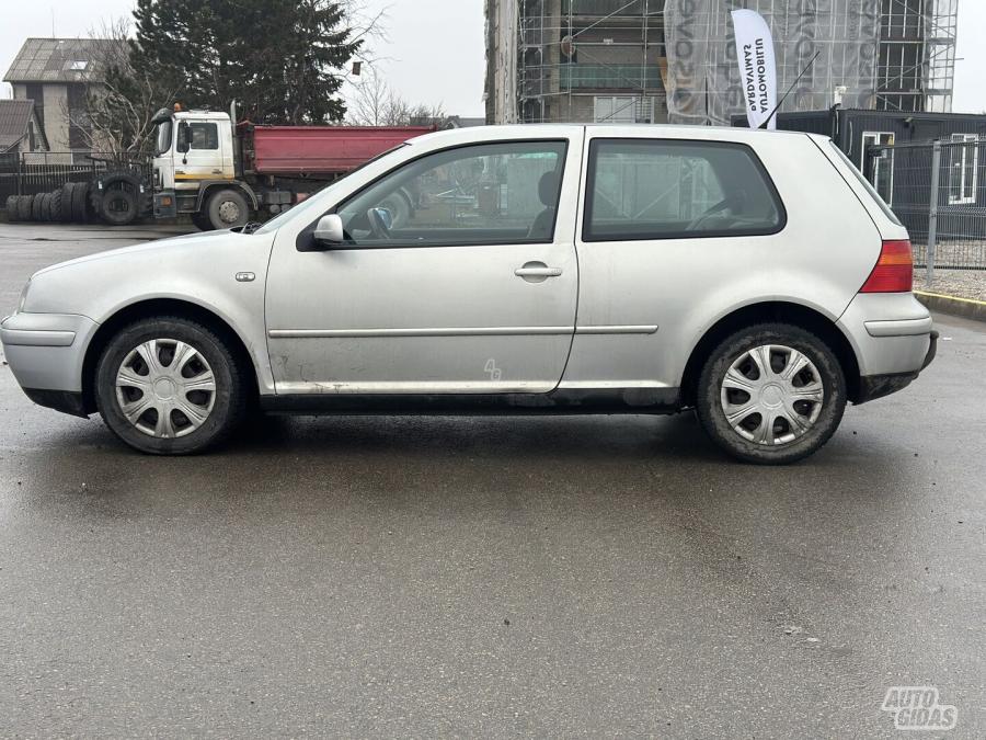 Pelēks Volkswagen Golf 2000 Kretinga, ar dzinēja tilpumu 1.60 L un nobraukumu 327 tūkst. km par 600 €, foto 5 vietnē AUTOMOTO.COM.LV