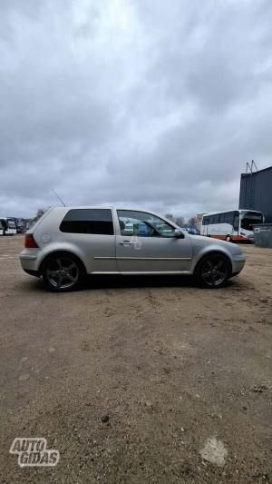 Grey Volkswagen Golf 2000 in Palanga, with an engine capacity of 1.60 L and mileage of 271 thousand km for 750 €, photo 4 on AUTOMOTO.COM.LV