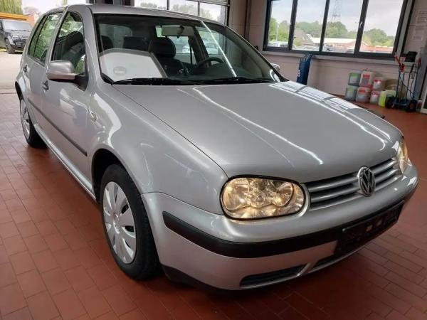 Grey Volkswagen Golf 2000 in Limbazi, with an engine capacity of 1.60 L and mileage of 276 thousand km for 2750 €, photo 3 on AUTOMOTO.COM.LV