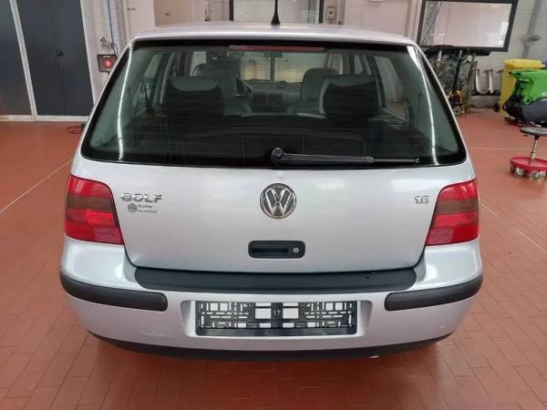 Grey Volkswagen Golf 2000 in Limbazi, with an engine capacity of 1.60 L and mileage of 276 thousand km for 2750 €, photo 5 on AUTOMOTO.COM.LV