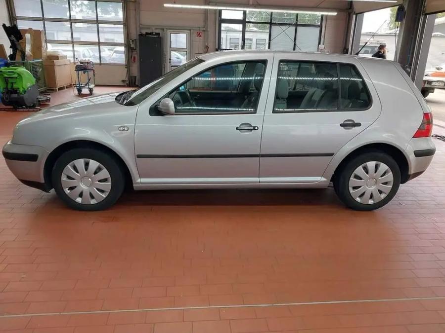 Grey Volkswagen Golf 2000 in Limbazi, with an engine capacity of 1.60 L and mileage of 276 thousand km for 2750 €, photo 8 on AUTOMOTO.COM.LV