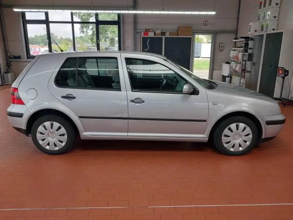 Grey Volkswagen Golf 2000 in Limbazi, with an engine capacity of 1.60 L and mileage of 276 thousand km for 2750 €, photo 8 on AUTOMOTO.COM.LV