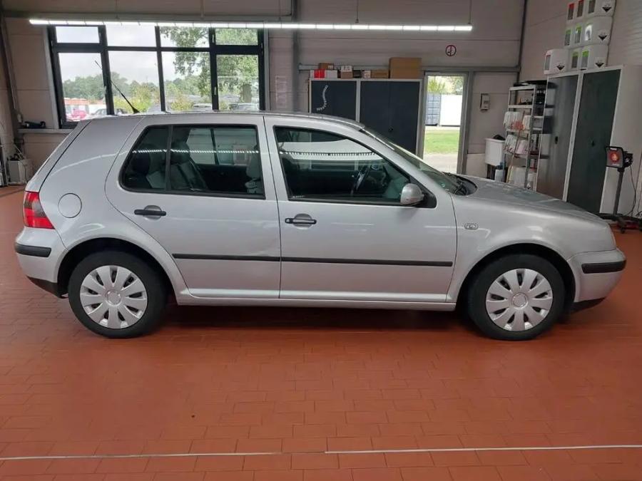 Grey Volkswagen Golf 2000 in Limbazi, with an engine capacity of 1.60 L and mileage of 276 thousand km for 2750 €, photo 9 on AUTOMOTO.COM.LV