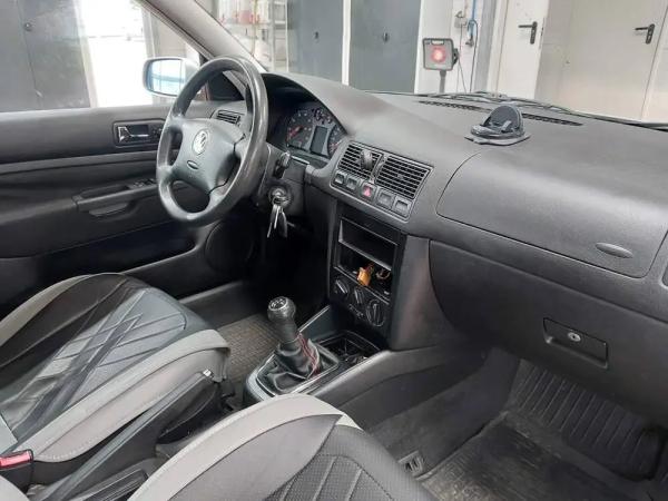 Grey Volkswagen Golf 2000 in Limbazi, with an engine capacity of 1.60 L and mileage of 276 thousand km for 2750 €, photo 10 on AUTOMOTO.COM.LV