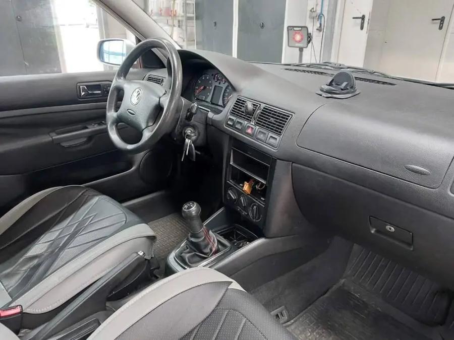 Grey Volkswagen Golf 2000 in Limbazi, with an engine capacity of 1.60 L and mileage of 276 thousand km for 2750 €, photo 11 on AUTOMOTO.COM.LV