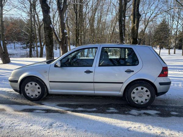Pelēks Volkswagen Golf 2001 Marijampole, ar dzinēja tilpumu 1.60 L un nobraukumu 171 tūkst. km par 1600 €, foto 2 vietnē AUTOMOTO.COM.LV