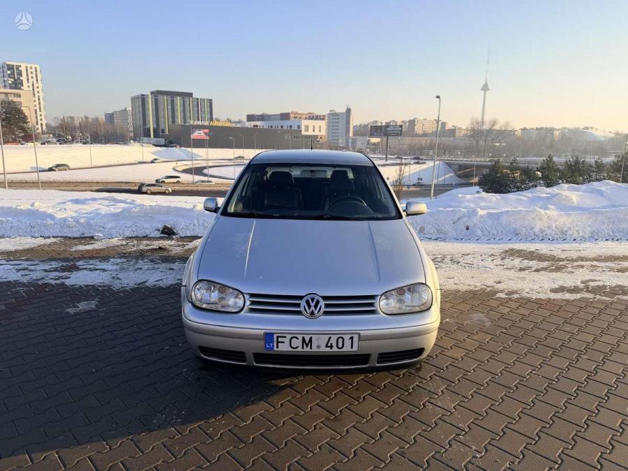 Grey Volkswagen Golf 2001 in Vilnius, with an engine capacity of 1.60 L and mileage of 239 thousand km for 950 €, photo 3 on AUTOMOTO.COM.LV