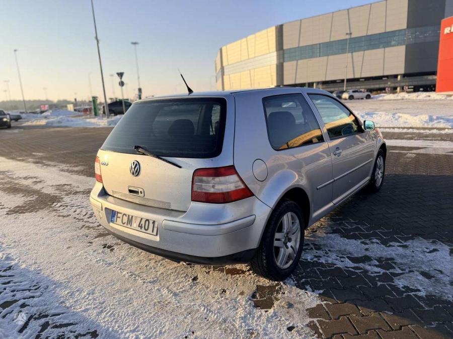 Grey Volkswagen Golf 2001 in Vilnius, with an engine capacity of 1.60 L and mileage of 239 thousand km for 950 €, photo 6 on AUTOMOTO.COM.LV