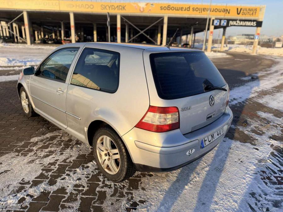 Grey Volkswagen Golf 2001 in Vilnius, with an engine capacity of 1.60 L and mileage of 239 thousand km for 950 €, photo 7 on AUTOMOTO.COM.LV