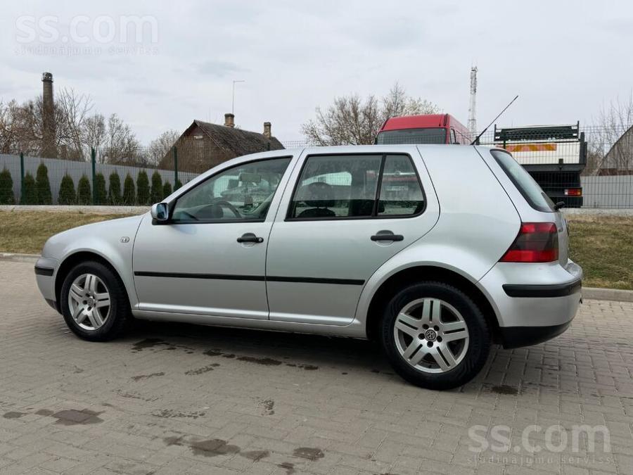 Grey Volkswagen Golf 2001 in Ludza, with an engine capacity of 1.60 L and mileage of 231 thousand km for 2750 €, photo 4 on AUTOMOTO.COM.LV