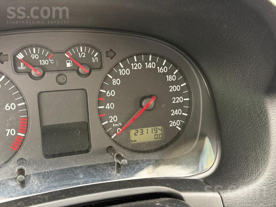 Grey Volkswagen Golf 2001 in Ludza, with an engine capacity of 1.60 L and mileage of 231 thousand km for 2750 €, photo 10 on AUTOMOTO.COM.LV