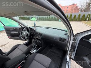 Grey Volkswagen Golf 2001 in Ludza, with an engine capacity of 1.60 L and mileage of 231 thousand km for 2750 €, photo 12 on AUTOMOTO.COM.LV