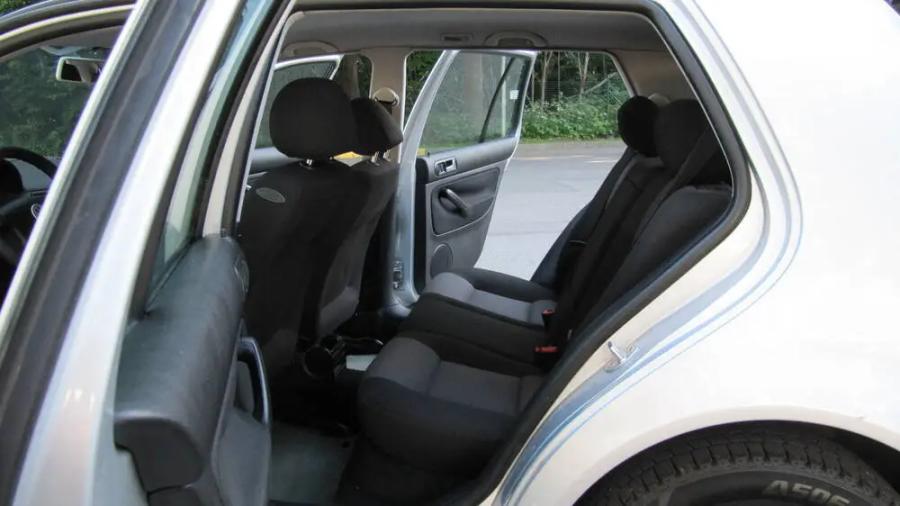 Pelēks Volkswagen Golf 2001 Rīga, ar dzinēja tilpumu 1.90 L un nobraukumu 355 tūkst. km par 1250 €, foto 4 vietnē AUTOMOTO.COM.LV