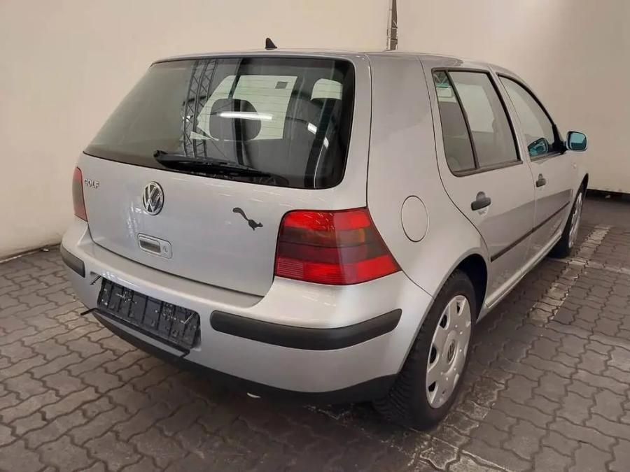 Pelēks Volkswagen Golf 2001 Limbaži, ar dzinēja tilpumu 1.40 L un nobraukumu 105 tūkst. km par 2950 €, foto 7 vietnē AUTOMOTO.COM.LV