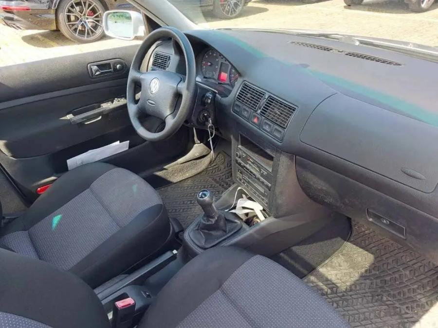 Pelēks Volkswagen Golf 2001 Limbaži, ar dzinēja tilpumu 1.40 L un nobraukumu 105 tūkst. km par 2950 €, foto 9 vietnē AUTOMOTO.COM.LV