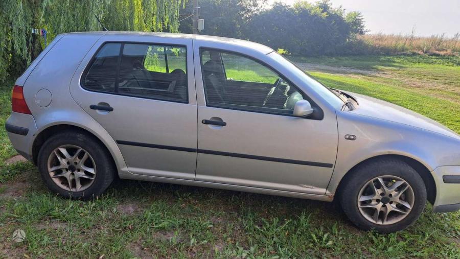 Grey Volkswagen Golf 2001 in Kaisiadorys, with an engine capacity of 1.60 L and mileage of 350 thousand km for 900 €, photo 3 on AUTOMOTO.COM.LV
