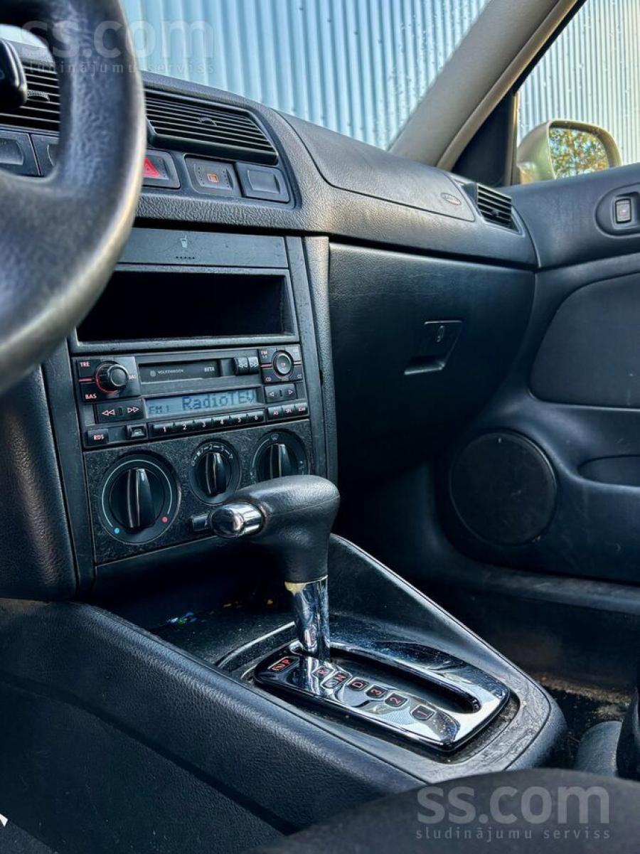 Grey Volkswagen Golf 2001 in Valmiera, with an engine capacity of 1.60 L and mileage of 223 thousand km for 795 €, photo 7 on AUTOMOTO.COM.LV
